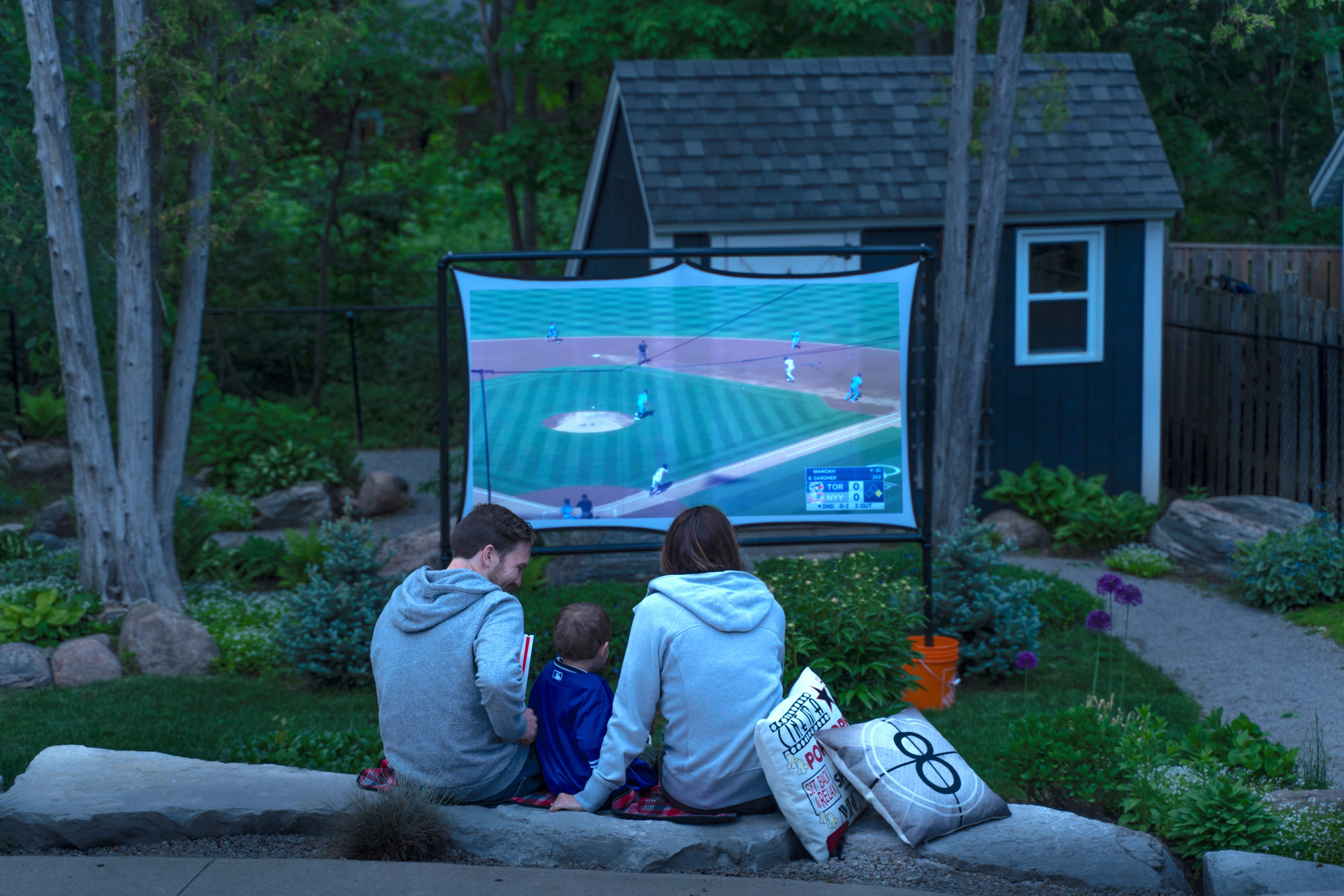 Turn your backyard into a theatre with this DIY outdoor movie screen ...