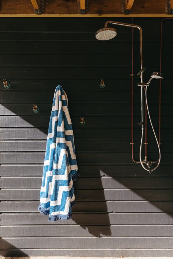 5 steps for building the best outdoor shower on the lake - Cottage Life
